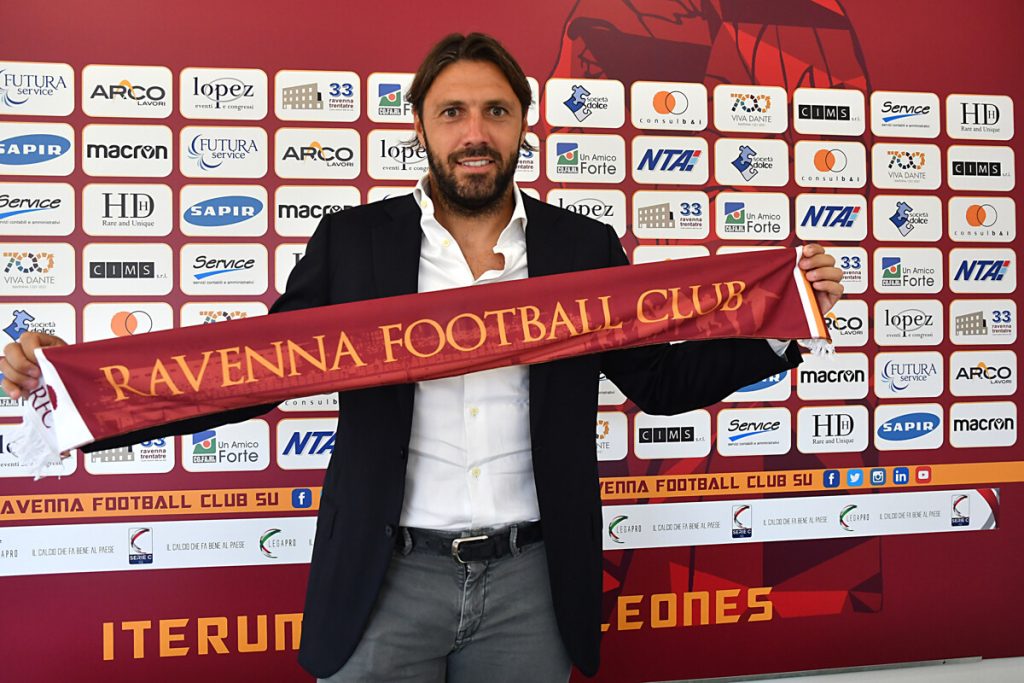 Andrea Dossena Là Ai? Sự Nghiệp Của Ngôi Sao Bóng Đá Người Ý